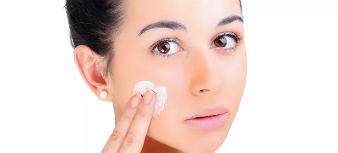 Kako ravnati na suhih predelih obraza za nego kože
