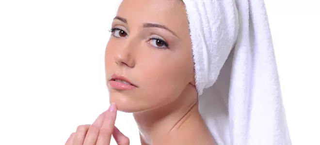 ચહેરાના ફેટી વિસ્તારો સામે લડવા: સંપૂર્ણ ત્વચા કેવી રીતે પ્રાપ્ત કરવી