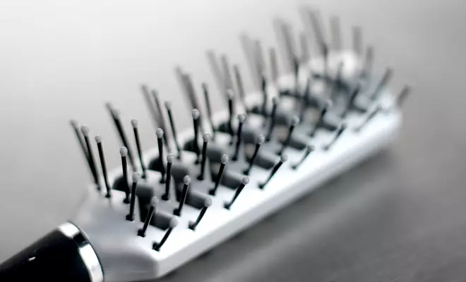 Llojet e furçave të flokëve dhe për çfarë përdoret secila prej tyre