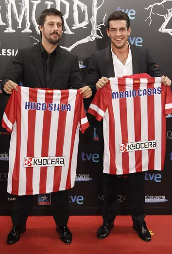 Hugo Silva e Mario Casas posando com a camisa do Atlético de Madrid