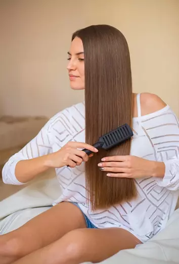 5 moduri de a preveni ruperea părului cu peria