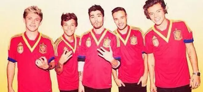 One Direction Испания құрамасының жейдесін киген