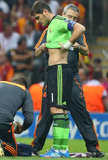 Iker Casilla is in die eerste minuut van die wedstryd teen Galatasaray beseer