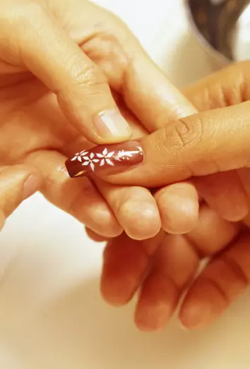 Reinventa la tua manicure con dettagli floreali sulle unghie 30773_1