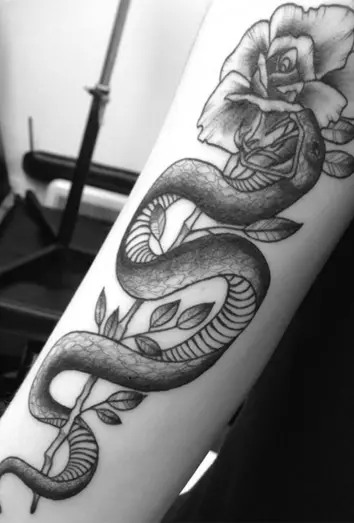 Betsjutting fan in slang tattoo