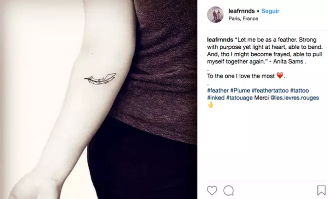 Ładny minimalistyczny tatuaż na ramię