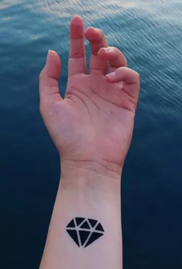 Betekenis van tatoeëermerke: wat beteken dit om ’n diamanttatoeëermerk te kry