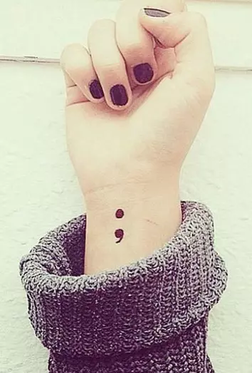 Semicolon: iyi tattoo yekuperetera inorevei