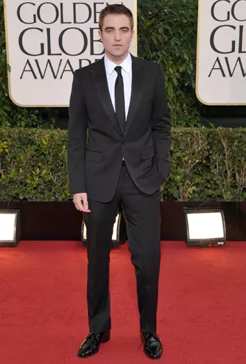 Robert Pattinson ar an gcairpéad dearg ag na Golden Globes