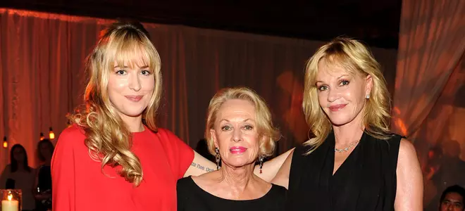 Dakota Johnson, Anastasia Steele en 50 Ombroj de Grey, kun ŝia patrino Melanie Griffith kaj avino Tippi Hedren