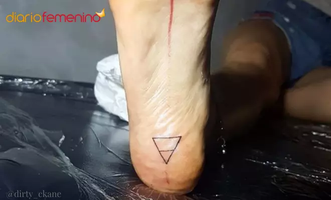 Een mooie driehoekige tatoeage op de voetzool