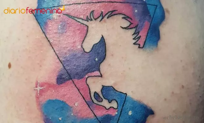 Tattoo bi unicorn ji sêgoşeyê derdikeve