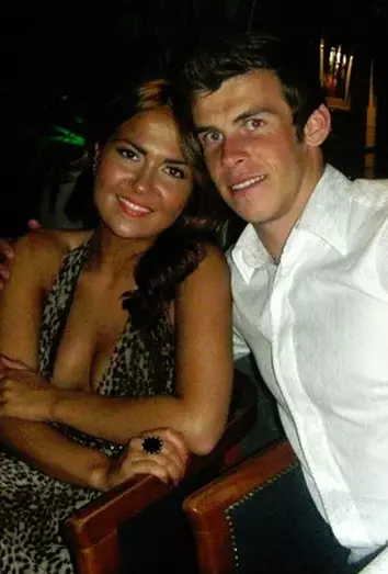 Emma Rhys-Jones kaj Gareth Bale