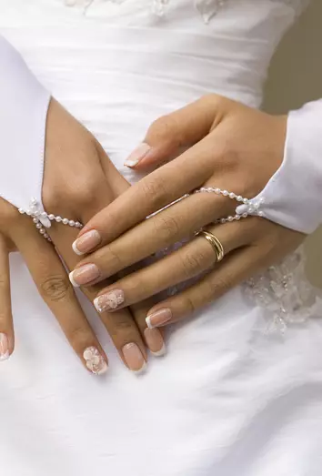 Bridal manicure: ඔබේ විවාහ මංගල්යය සඳහා පරිපූර්ණ නියපොතු 32128_1