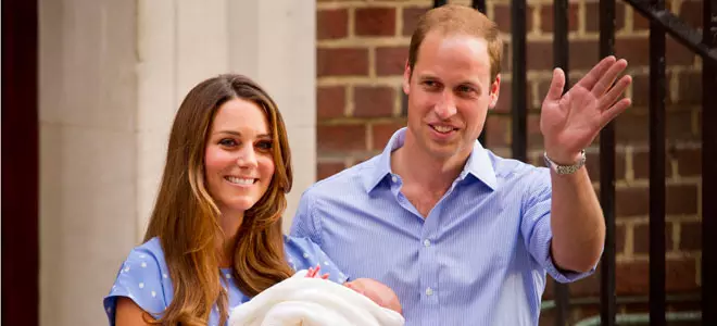 Công tước và Nữ công tước xứ Cambridge, Kate Middleton và William của Anh, giới thiệu đứa con đầu lòng của họ