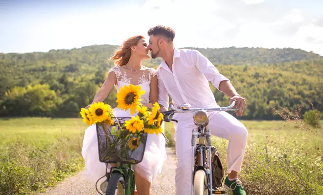 Cặp đôi trên một chiếc xe đạp, một kế hoạch hoàn hảo để làm như một cặp vợ chồng vào ngày lễ tình nhân