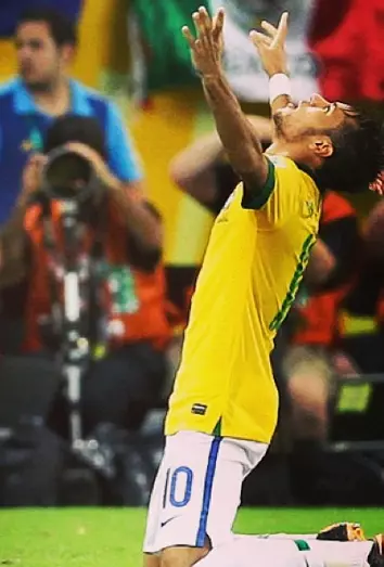 Бруна Маркезин празнува победата на Бразилия в Купата на конфедерациите със снимка на Неймар в Instagram