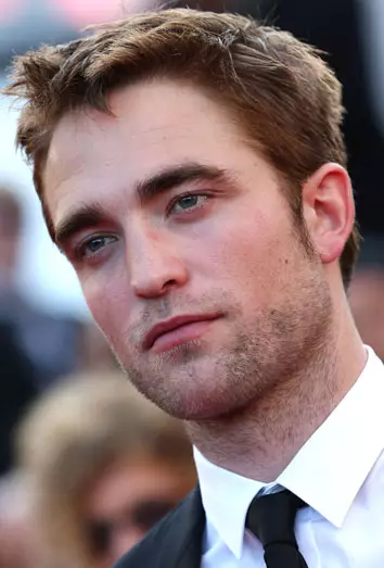 Robert Pattinson 'na-egwu unyi' ka ọ nọrọ na ndò 50 nke isi awọ: ya na onye edemede ya na-eme oriri!