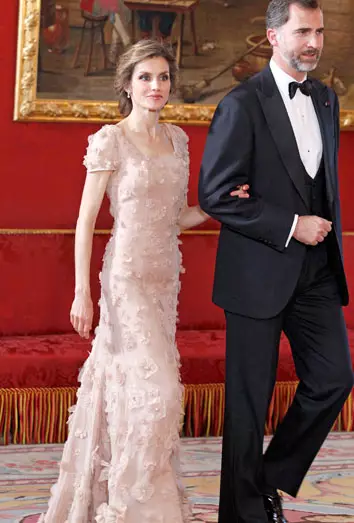 O vestido de Letizia e seu estranho penteado com trança, falsa ou natural?