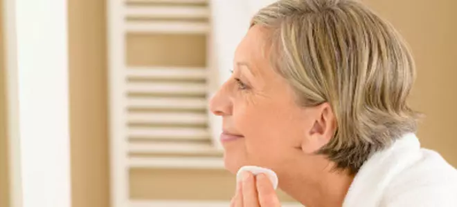Oczyszczanie twarzy w okresie menopauzy