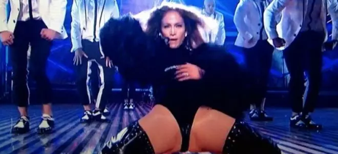 Jennifer Lopez trong một chiếc quần lọt khe