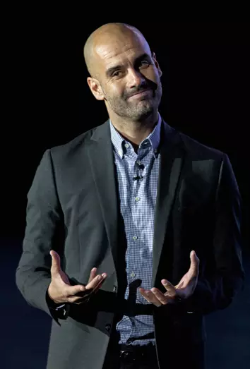 Pep Guardiola ອ້ອມຮອບຕົວເອງກັບແມ່ຍິງໃນເວທີໃຫມ່ຂອງລາວເປັນຄູຝຶກສອນຂອງ Bayern Munich