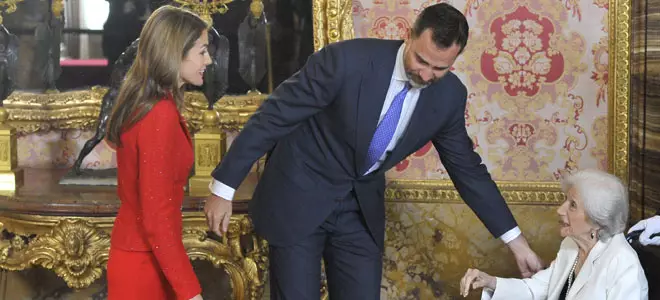 Letizia, ໃນສີແດງ passion, ແລະ Prince Felipe, ໃນວັນປື້ມທີ່ romantic ທີ່ສຸດຂອງເຂົາເຈົ້າ