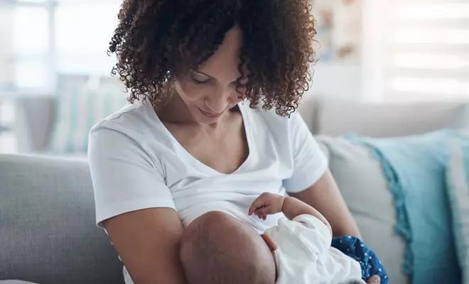 Сънувате, че кърмите бебе и излиза много мляко: какво означава това?