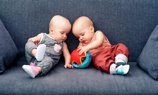 Значение да сънуваш да кърмиш две бебета