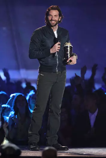 Jennifer Lawrences Cobra til Bradley Cooper på MTV Movie Awards