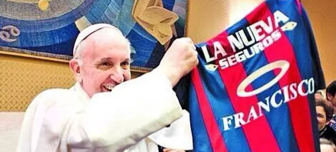 Papa Francisc cu cămașa lui San Lorenzo.