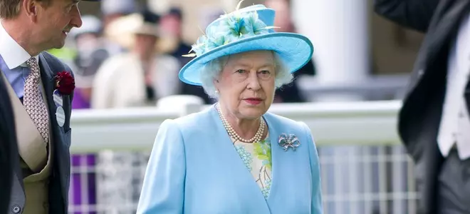 Elizabeth II, mfumukazi yokhala ndi maudindo ambiri