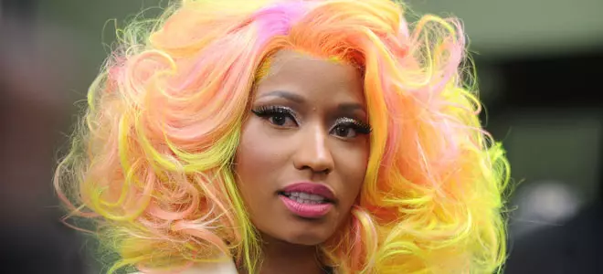 Gwallt lliw, ffasiynol ymhlith yr enwog: o Nicki Minaj i Vega