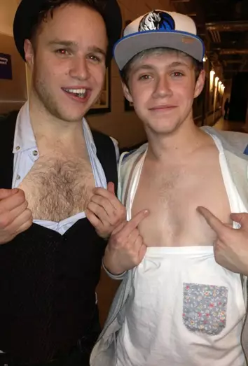 Niall Horan và Olly Murs so sánh lông ngực của họ trên Twitter