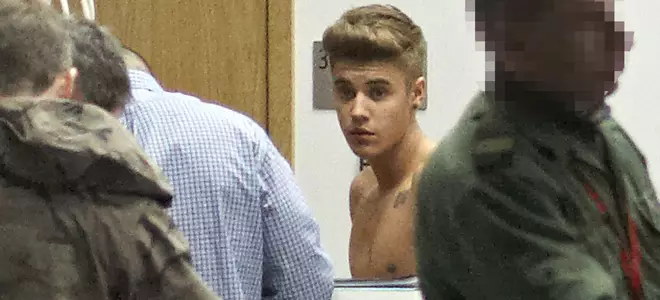 Justin Bieber leumpang taranjang tanpa kaos di bandara di Polandia