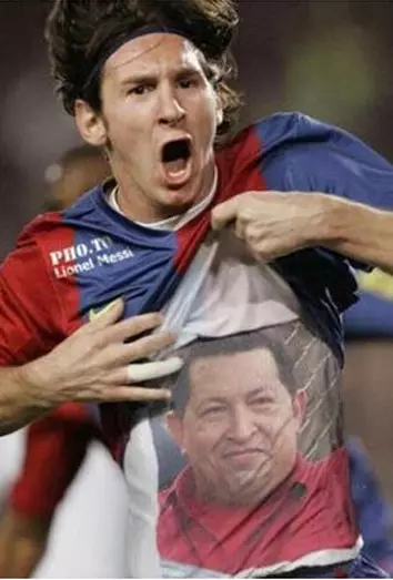 The viral photograph in which Messi dedicates a goal to Chavez