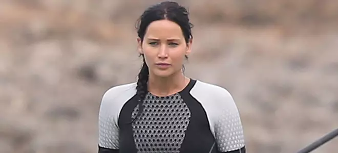 Η Jennifer Lawrence επιδεικνύει νέα μελαχρινή μαλλιά