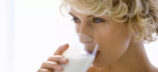 nieprzegotowane mleko