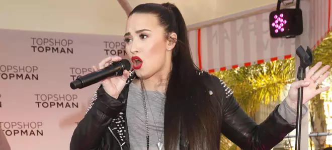 Demi Lovato li ser Twitterê bi hashtag unlockheartattack li wê dixe