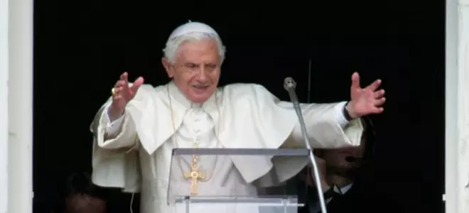 Pab Benedict XVI wrth ffenestr y Fatican
