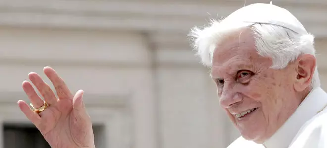 Cuma nua Benedict XVI: seo mar a ghléasfaidh Ratzinger, an Pápa Emeritus