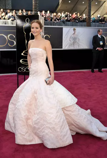 Jennifer Lawrence, Oscar 2013 untuk yang paling kekok dan paling spontan: kejatuhan dan komennya