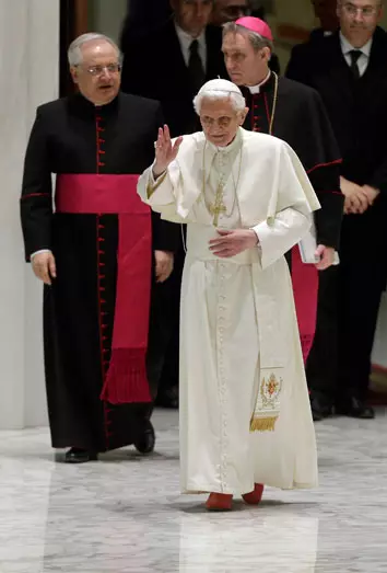 Pope resigns. Twitter nrhiav tus ua tiav rau Benedict XVI