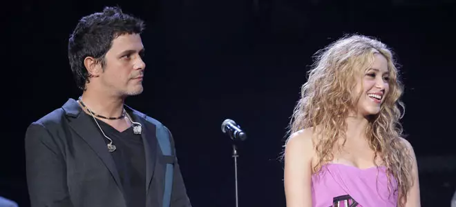 Shakira e Alejandro Sanz, diante de um prêmio