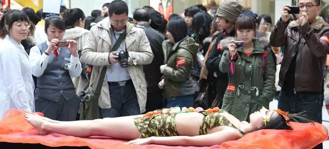 Body sushi: kontrovers serveras på en naken kropp