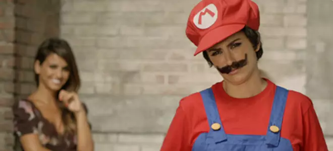 Video Penelope Cruz lan adhine Monica Cruz ing Super Mario Bros