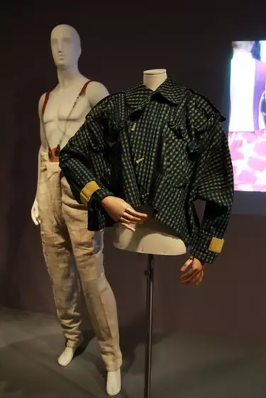 Moda Texnologiya İnstitutu Vivienne Westwood-un Pank Dizaynlarını Toplayır