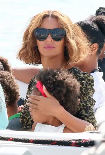 Gitabangan ni Beyoncé si Blue Ivy sa pagbuntog sa iyang pagkamaulawon