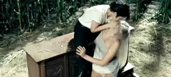 Lady Gaga skandaliserar med det simulerade sexet från videoklippet 