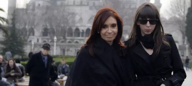 Cristina Fernández wygrywa prawybory ze swoją córką Florencią Kirchner 38320_2